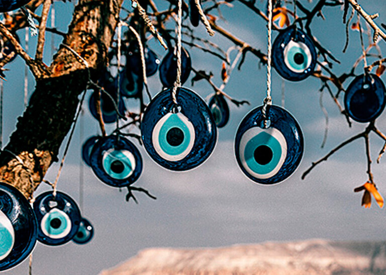 Amuletos da Sorte: Entenda os Significados de 6 Pingentes Poderosos ...